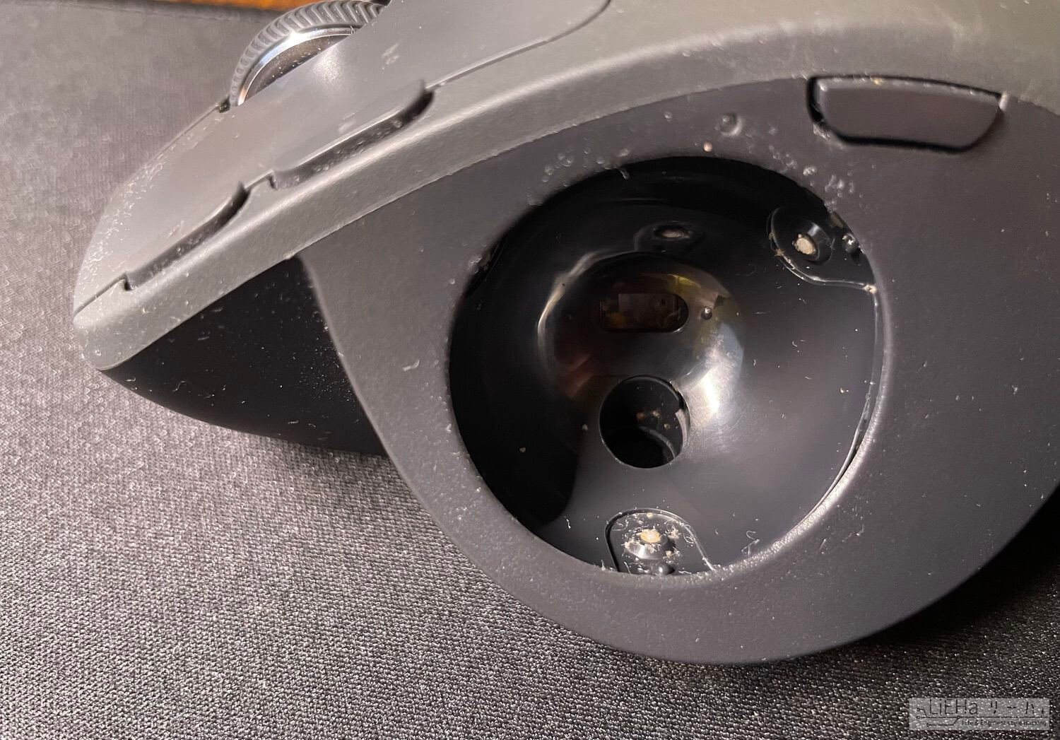 ボールの滑りを維持しよう！トラックボールマウスの掃除方法 | LiEHa リーハ